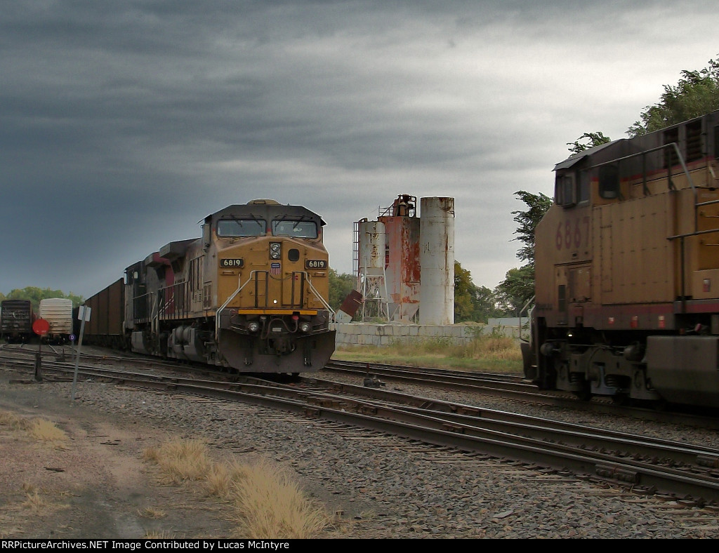 UP 6867 meeting UP 6819